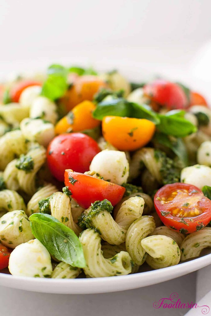 Pasta Caprese with Pesto, Cherry Tomatoes, and Fresh Mozzarella | Foodtasia