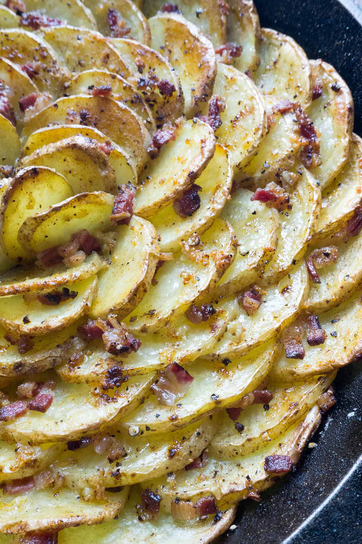 Spiral Roasted Potatoes with Garlic and Bacon | Foodtasia