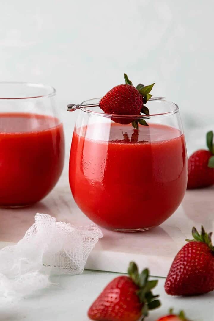 Fresh Strawberry Juice with or without a Juicer! | Foodtasia